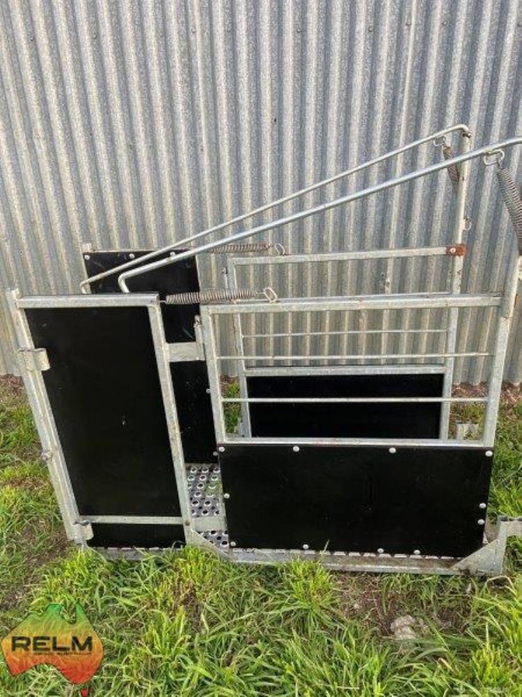 Lot 75 - 3 way draft race to suit Combi Clamp. | AuctionsPlus