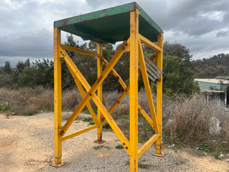 Lot 95 - TANK STAND | AuctionsPlus