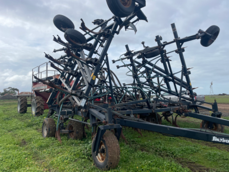 Lot 14 - Flexicoil ST820 & Case Concord 2300 airseeder | AuctionsPlus