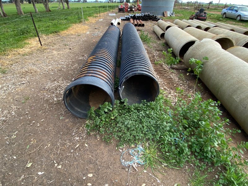 Lot 156 - Black Brute Cross-Over Pipe | AuctionsPlus