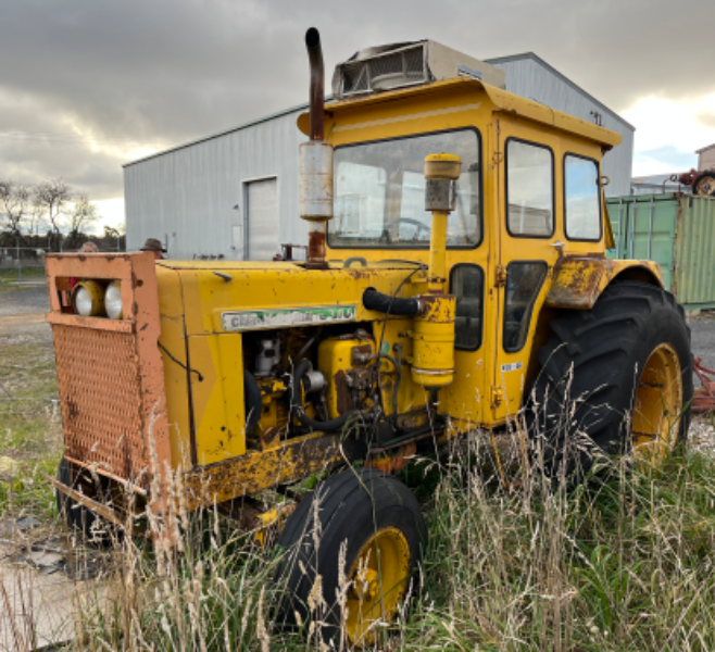Lot 5 - Chamberlain 670 Tractor with bucket & Blade | AuctionsPlus