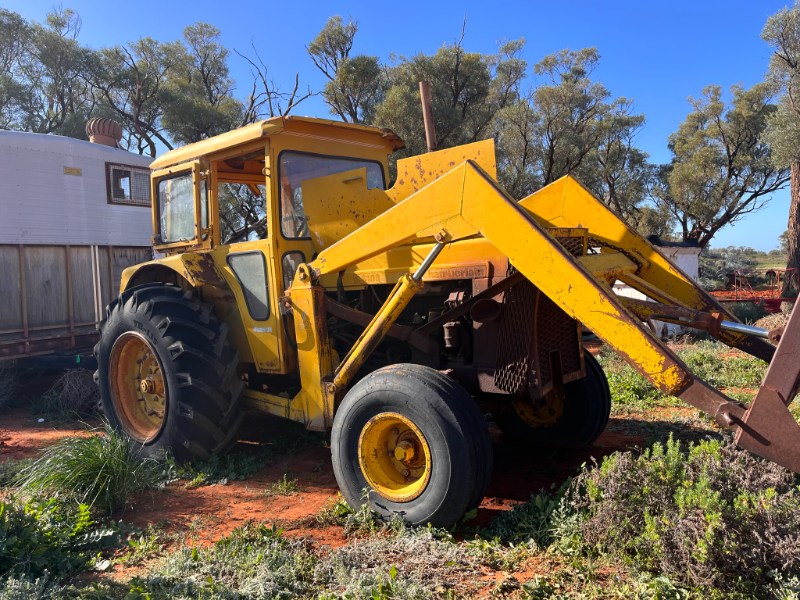 Lot 17 - Chamberlain C6100 Tractor & Bucket | AuctionsPlus