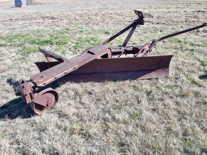 Lot 43 - ANTIQUE GRADER | AuctionsPlus