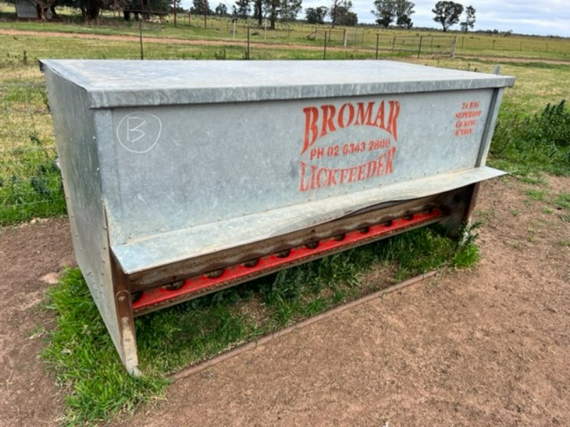 Lot 34 - Sheep Feeder (B) | AuctionsPlus