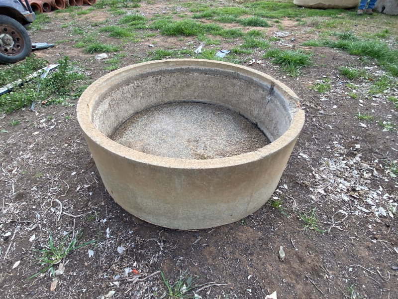 Lot 129 - 1x Round Concrete Feed Trough | AuctionsPlus