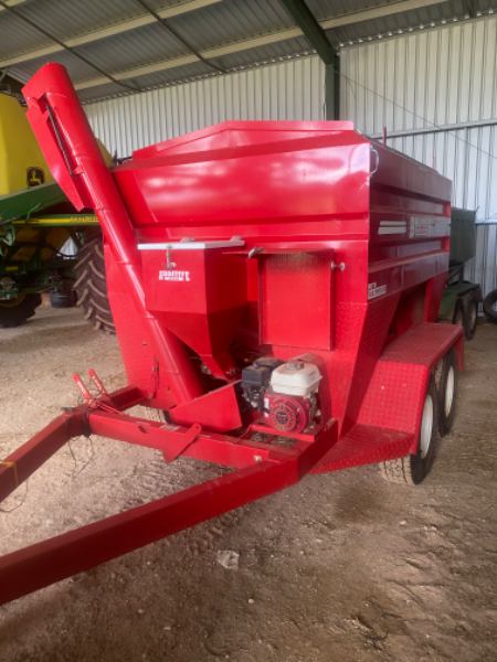 Lot 30 - Bromar Sheep Feeder | AuctionsPlus