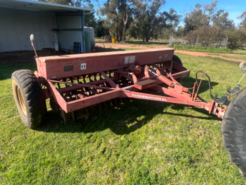Lot 67 - International 511 Disc combine | AuctionsPlus