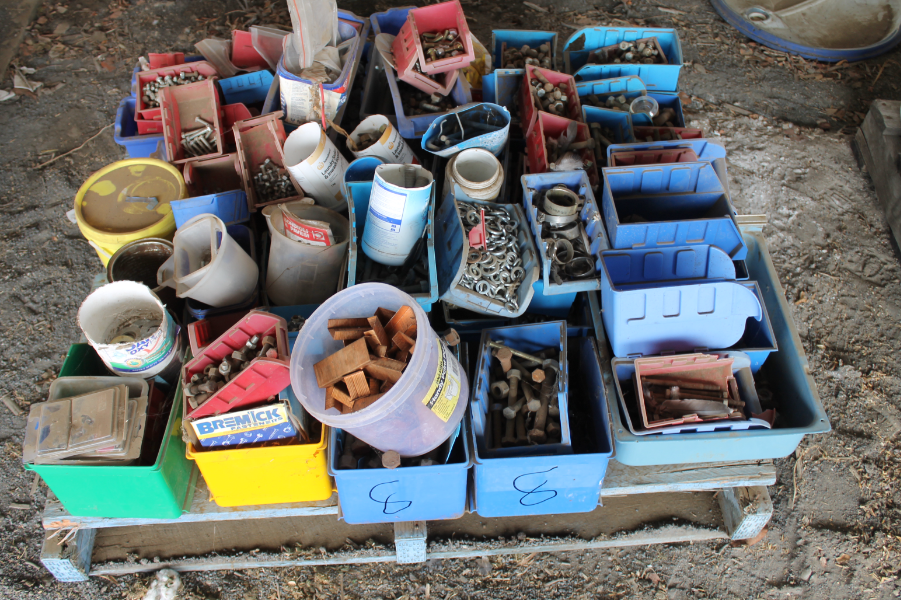 Lot 8 - Pallet nuts & bolts | AuctionsPlus
