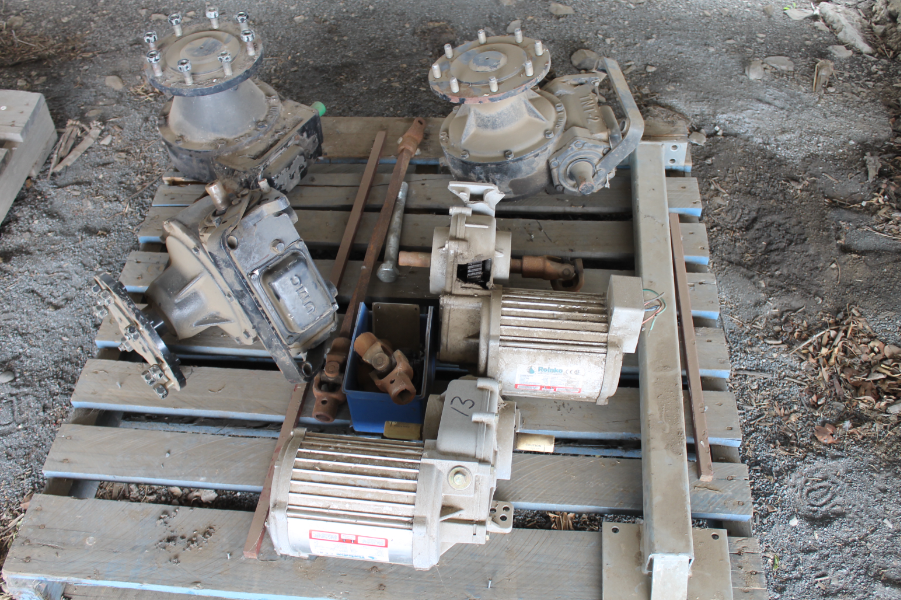 Lot 13 - Qty pivot drive motors & final drivers | AuctionsPlus