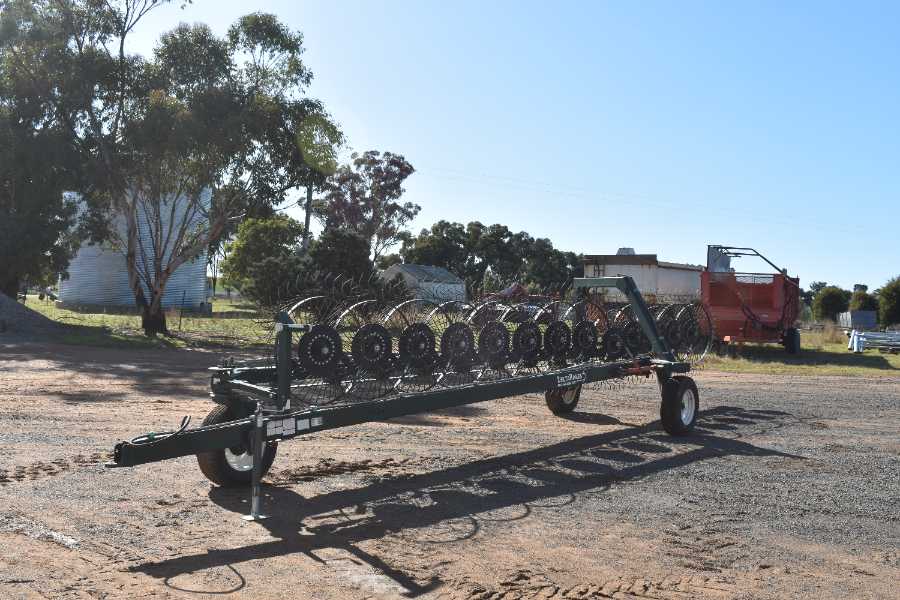 Lot 1 - K-Line Delta 13 wheel Inline hay rake | AuctionsPlus