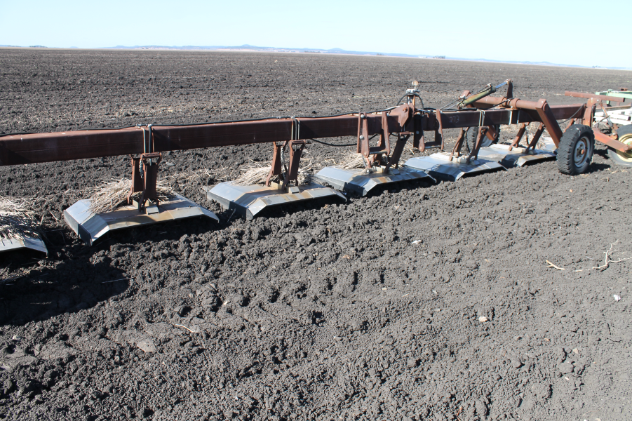 Lot 273 - 6 Row inter row sprayer, stinless steel shields | AuctionsPlus