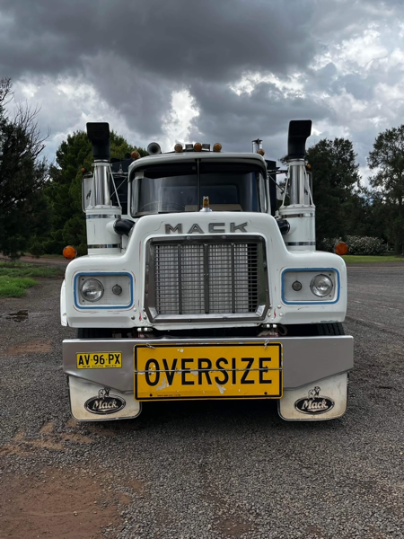 Lot 5 - 1976 Mack Truck R686RST | AuctionsPlus