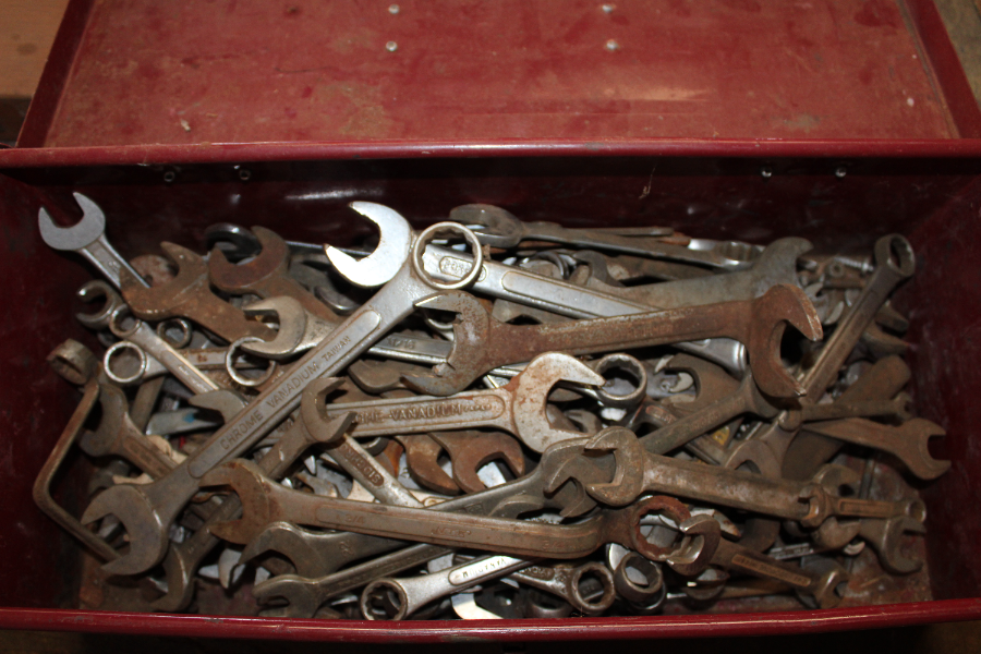 Lot 46 - TOOLBOX & TOOLS | AuctionsPlus