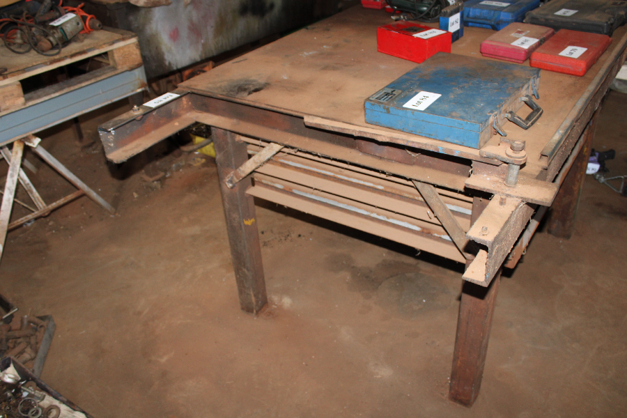 Lot 85 - HEAVY DUTY METAL WORK BENCH | AuctionsPlus