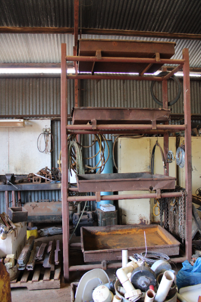 Lot 100 - HEAVY DUTY METAL RACKS WITH 4 X TUBS | AuctionsPlus