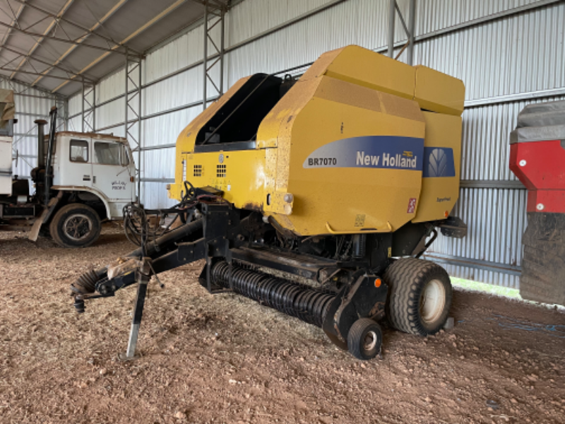 Lot 59 - New Holland Baler BR7070 | AuctionsPlus