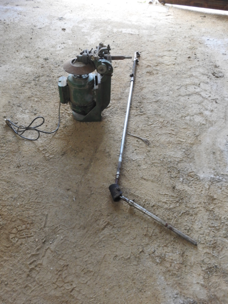 Lot 35 - Green shearing stand | AuctionsPlus