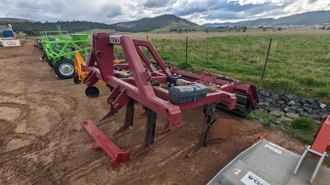 Lot 11 - Tilco 7 Tyne Ripper w/ Crumble Roller (Adjustable) | AuctionsPlus