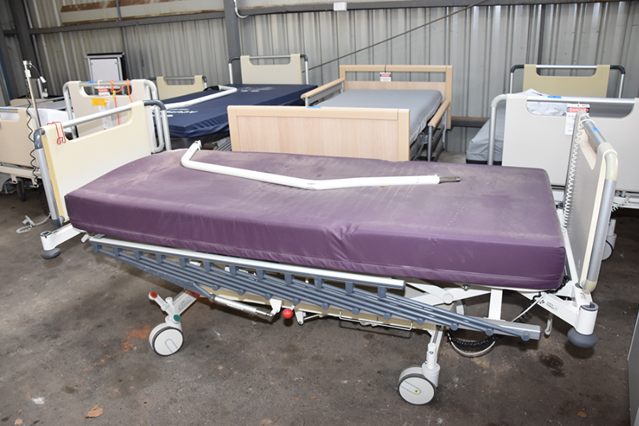 13 - Howard Wright Bed | AuctionsPlus