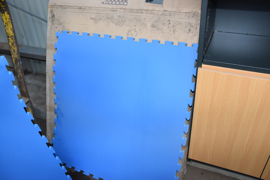 153 - 1m x 1m Blue Mats x 4 | AuctionsPlus