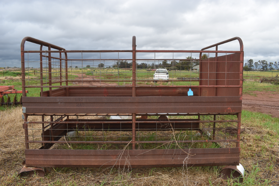 Lot 6 - Sheep crate | AuctionsPlus