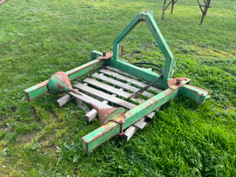 Lot 128 - Roll King hydraulic round hay feeder | AuctionsPlus