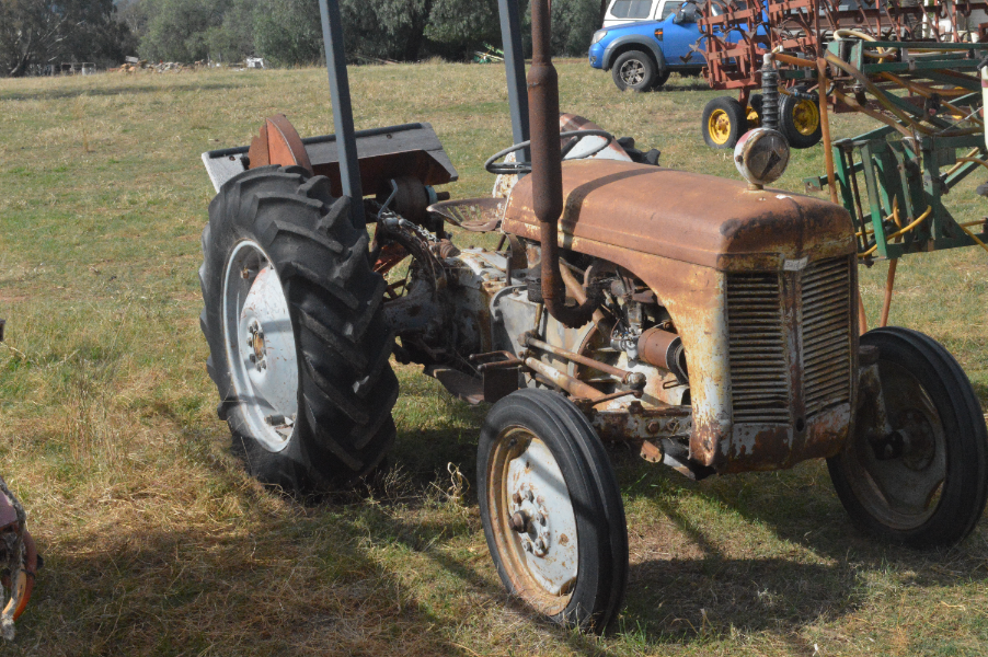 Lot 28 - Fergie tractor with saw bench | AuctionsPlus