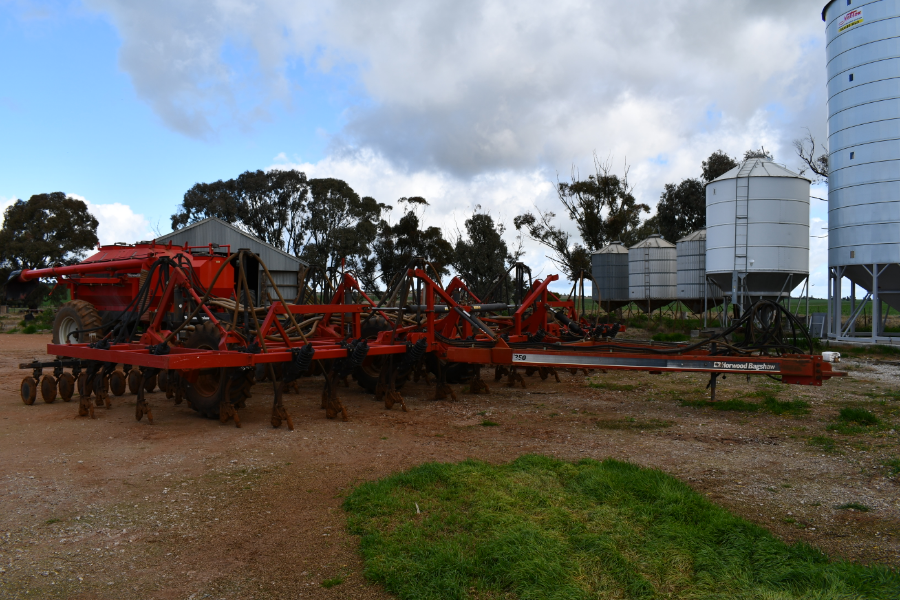 Lot 5 - Horwood Bagshaw Air Seeder | AuctionsPlus