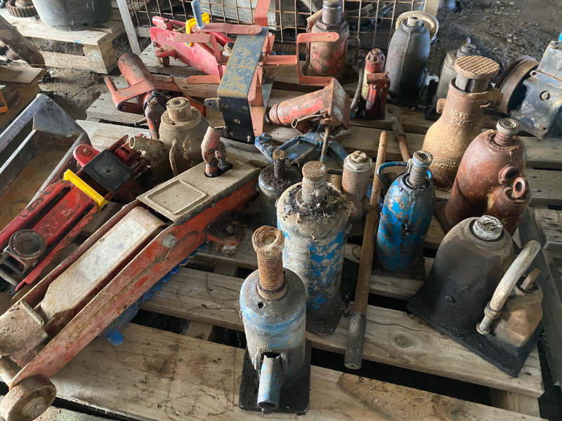 Lot 130 - Assorted Jacks | AuctionsPlus