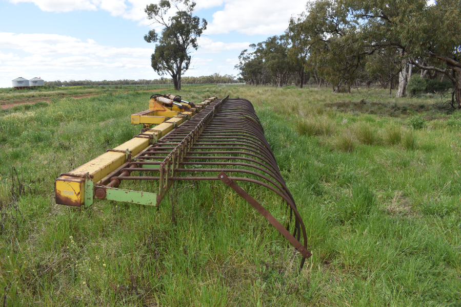 Lot 21 - Buck Rake | AuctionsPlus