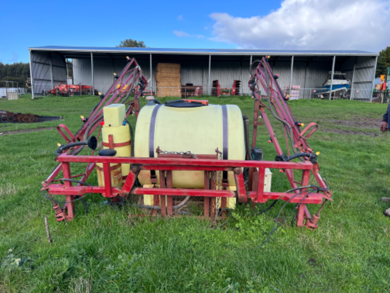 Lot 51 - Ute mounted 800L Hardi Spray Unit | AuctionsPlus