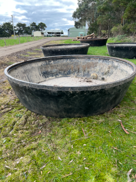 Lot 24 - Round Poly Troughs | AuctionsPlus