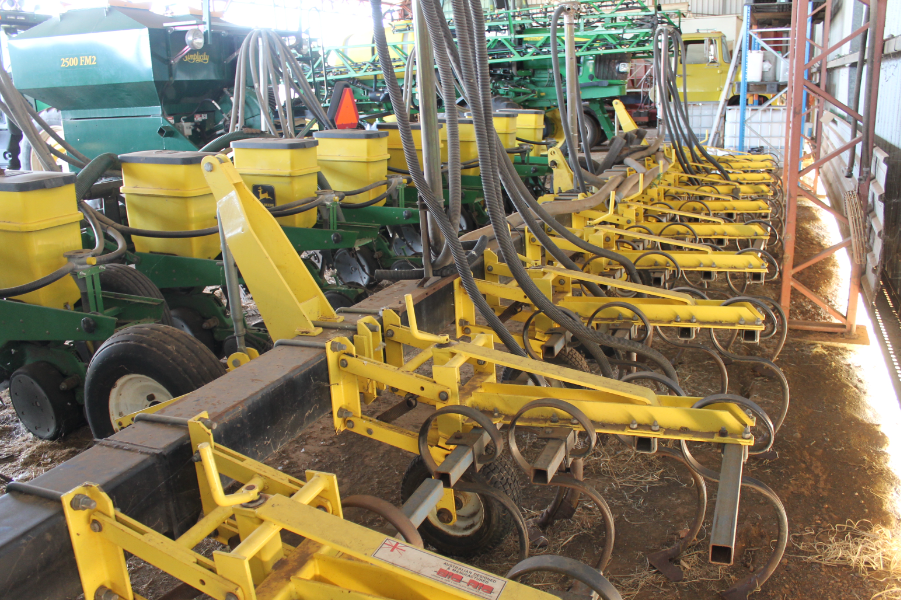 9 Row Big Rig inter row cultivator | AuctionsPlus