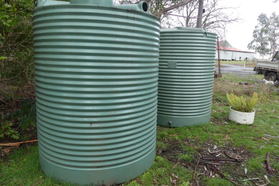 Lot 113 - 2 Poly Tanks | AuctionsPlus
