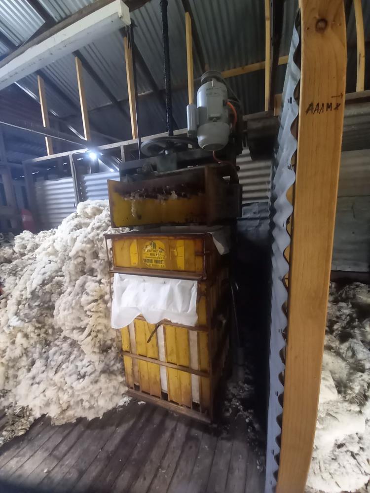 Lot 18 - Wool Press | AuctionsPlus