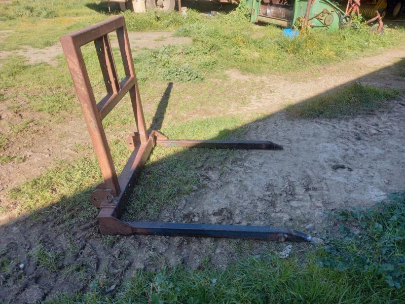 Lot 49 - 3PL Forks | AuctionsPlus