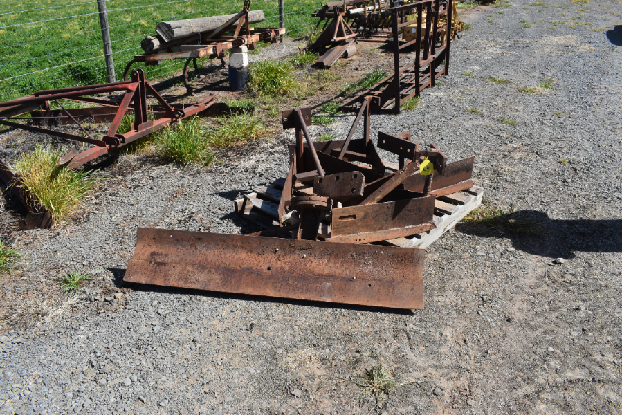 Lot 64 - Toolbar Accessories | AuctionsPlus