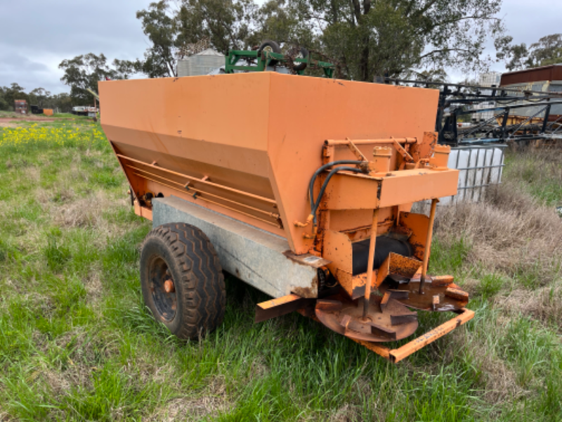 Lot 20 - Spreader | AuctionsPlus
