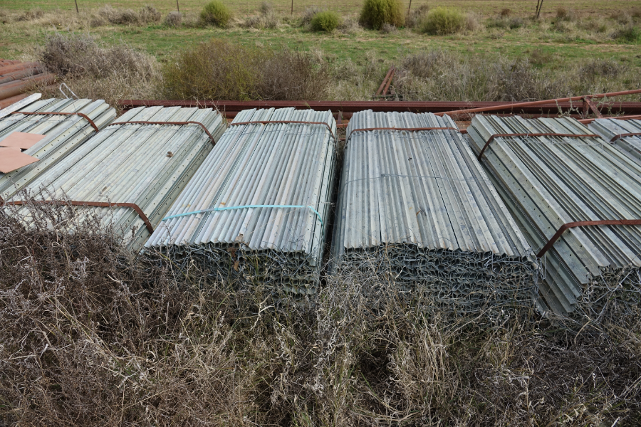 Lot 68 - 400 Galvanised Steel Posts 1.65mtr long | AuctionsPlus