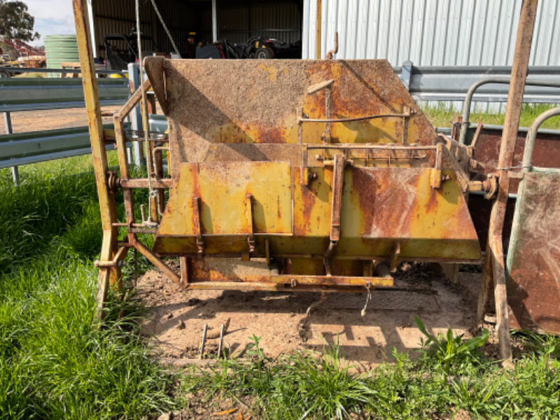 Lot 27 - Hamilton Sheep Handler | AuctionsPlus