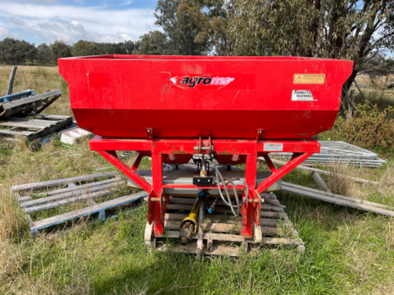 Lot 32 - Agromaster Spreader | AuctionsPlus