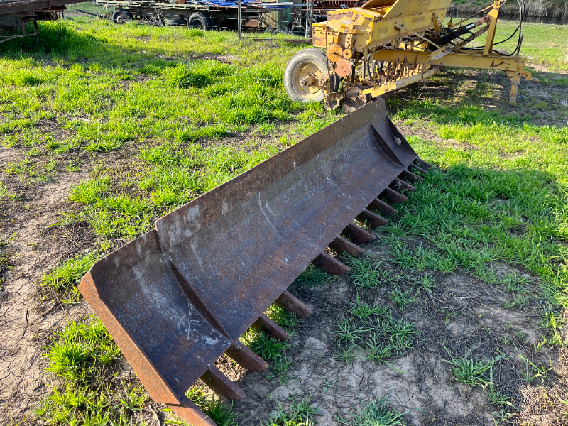LOT 40 - CHALLENGE FEL BLADE & STICK RAKE | AuctionsPlus