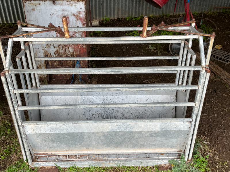 LOT 91 - SHEEP WEIGH CRATE | AuctionsPlus