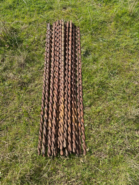 LOT 176 - VINTAGE TWISTED STEEL FENCE POSTS x 25 | AuctionsPlus