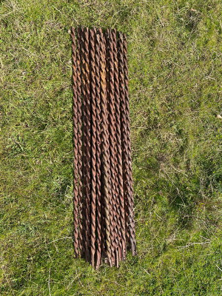 LOT 177 - VINTAGE TWISTED STEEL FENCE POSTS x 25 | AuctionsPlus