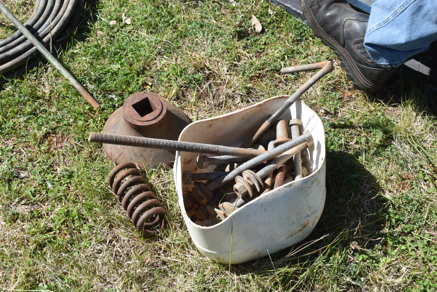 Lot 69 - Bolts and backing plate | AuctionsPlus