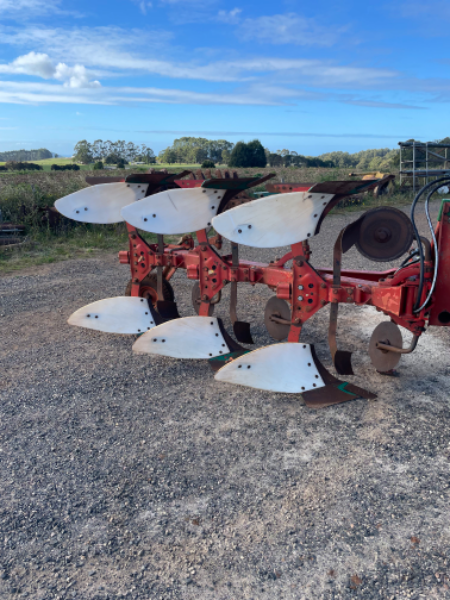 Lot 12 - Sandrum 3 Furrow Reversible Plough | AuctionsPlus