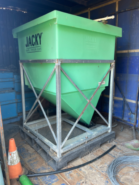 Lot 92 - 1tn Jacky bin | AuctionsPlus