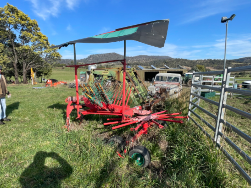 Lot 94 - Kverneland single rotor hay rake | AuctionsPlus