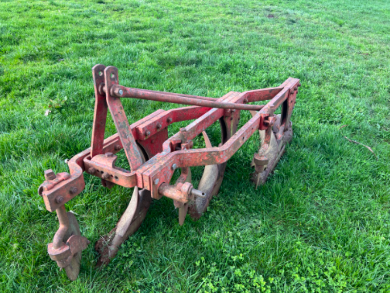 Lot 41 - Massey Ferguson three furrow plough | AuctionsPlus